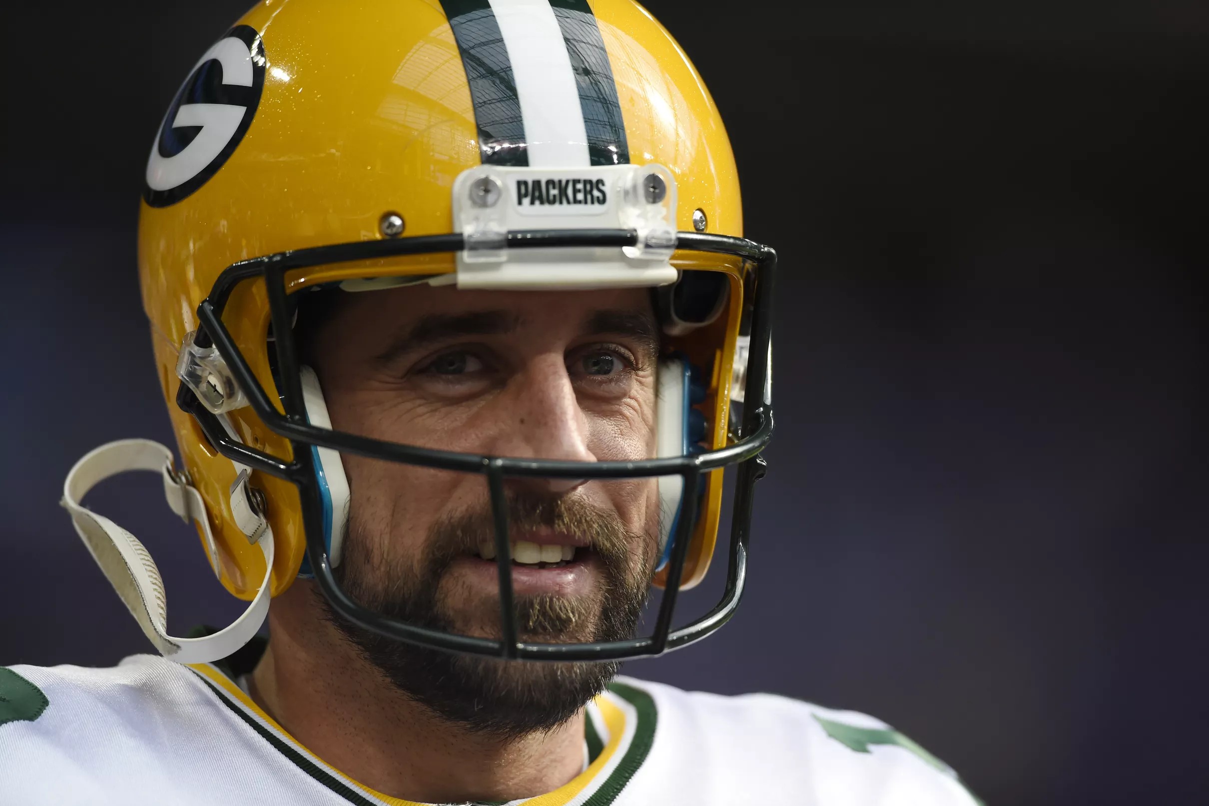 Aaron Rodgers carted off after apparent shoulder injury