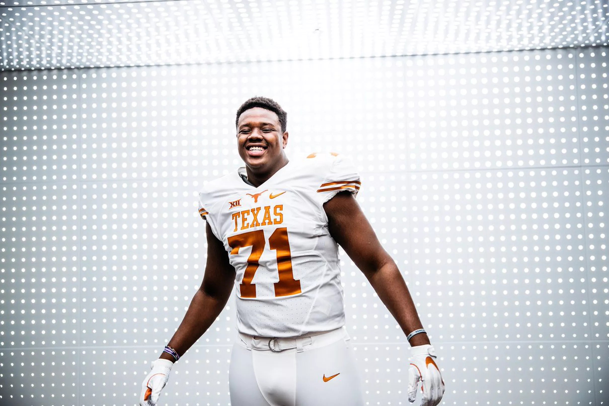 High Upside Ot Christian Jones Commits To Texas