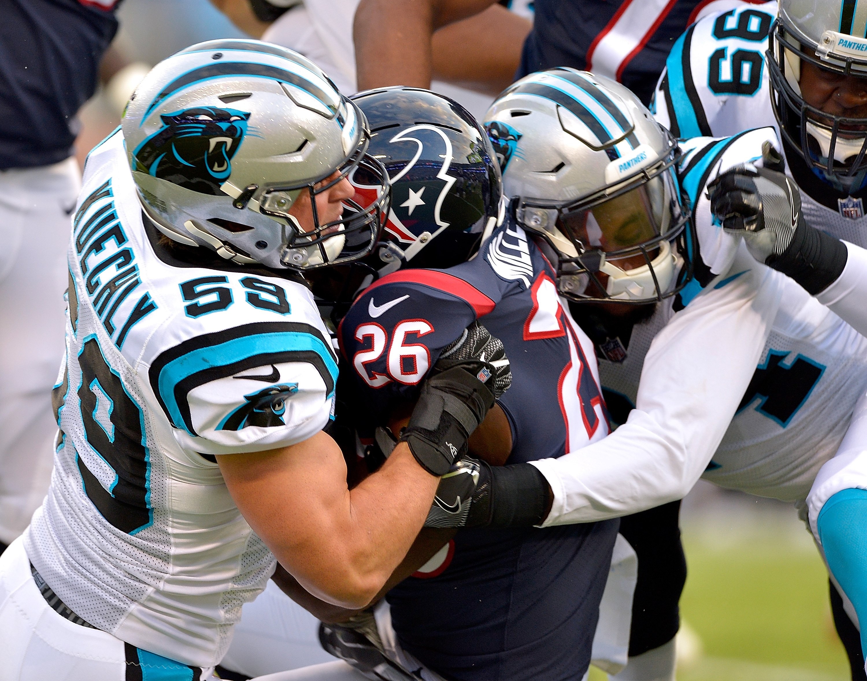 Carolina Panthers’ Luke Kuechly Tries On Q-Collar After 2016 Concussion