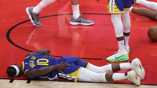 Warriors' Jimmy Butler suffers pelvic contusion after taking hard fall vs. Rockets