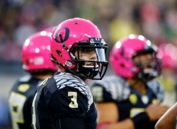 Oregon football uniform update: Ducks debut their pink helmets