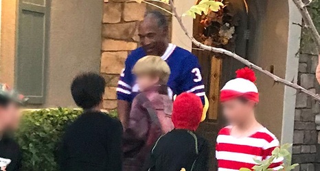 O.J. Simpson's Dresses Up for Halloween, Greets Trick-Or-Treaters
