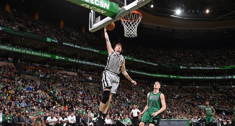 Spurs’ Bertans playing with injured hand