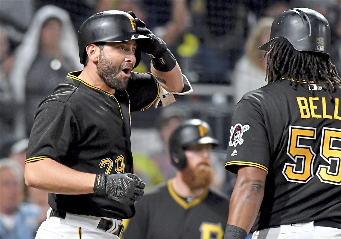Francisco Cervelli leaves Pirates game due to right forearm discomfort