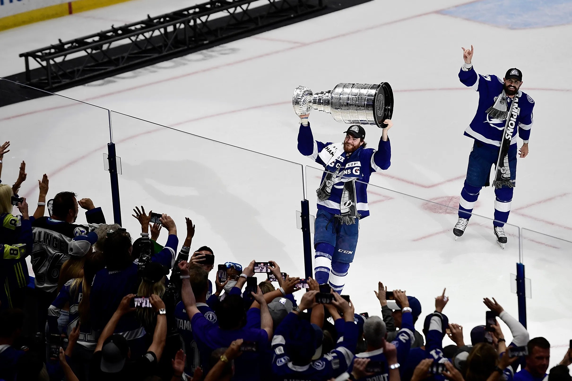 Brayden Point officially extended by Lightning