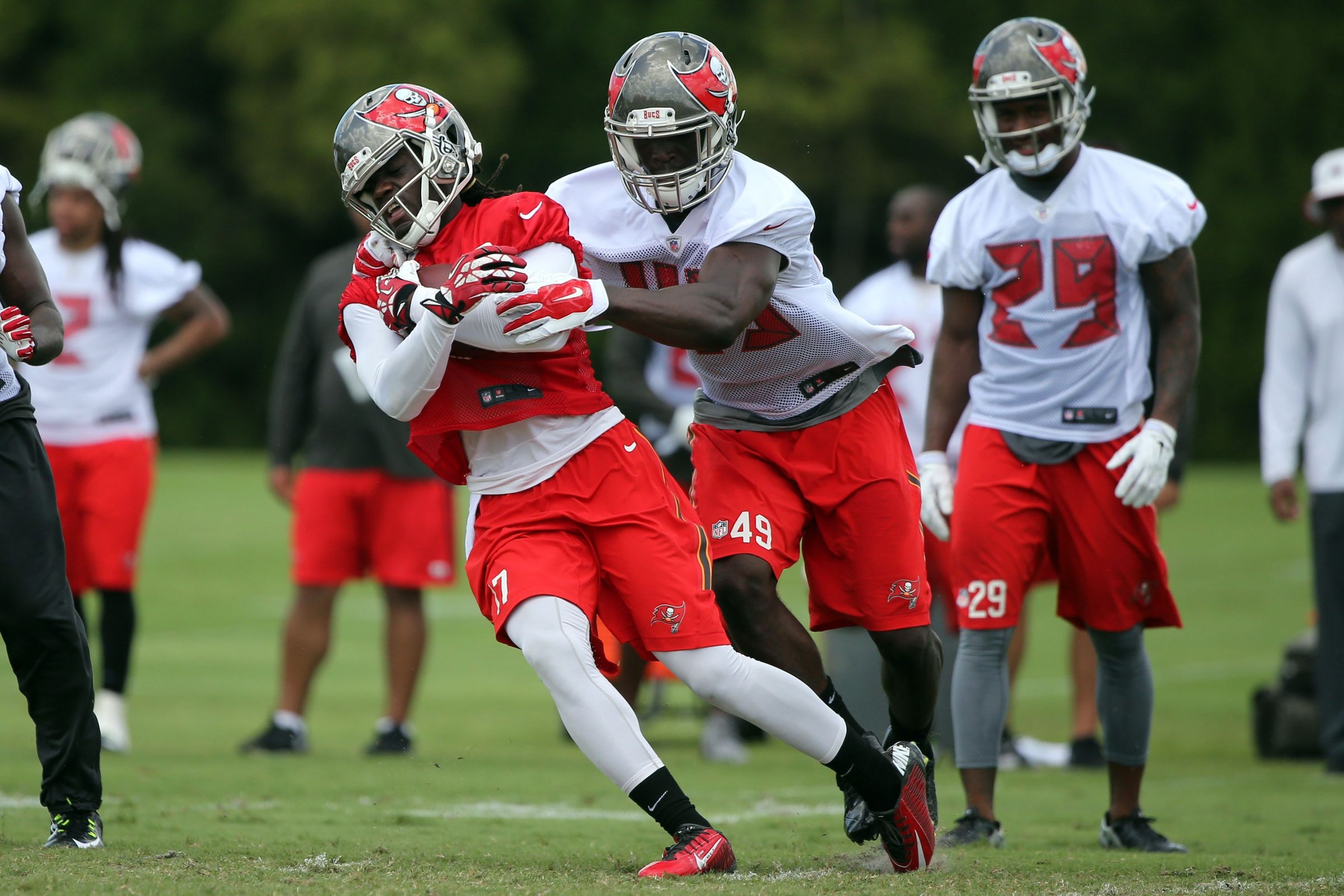Buccaneers promote linebacker Josh Keyes