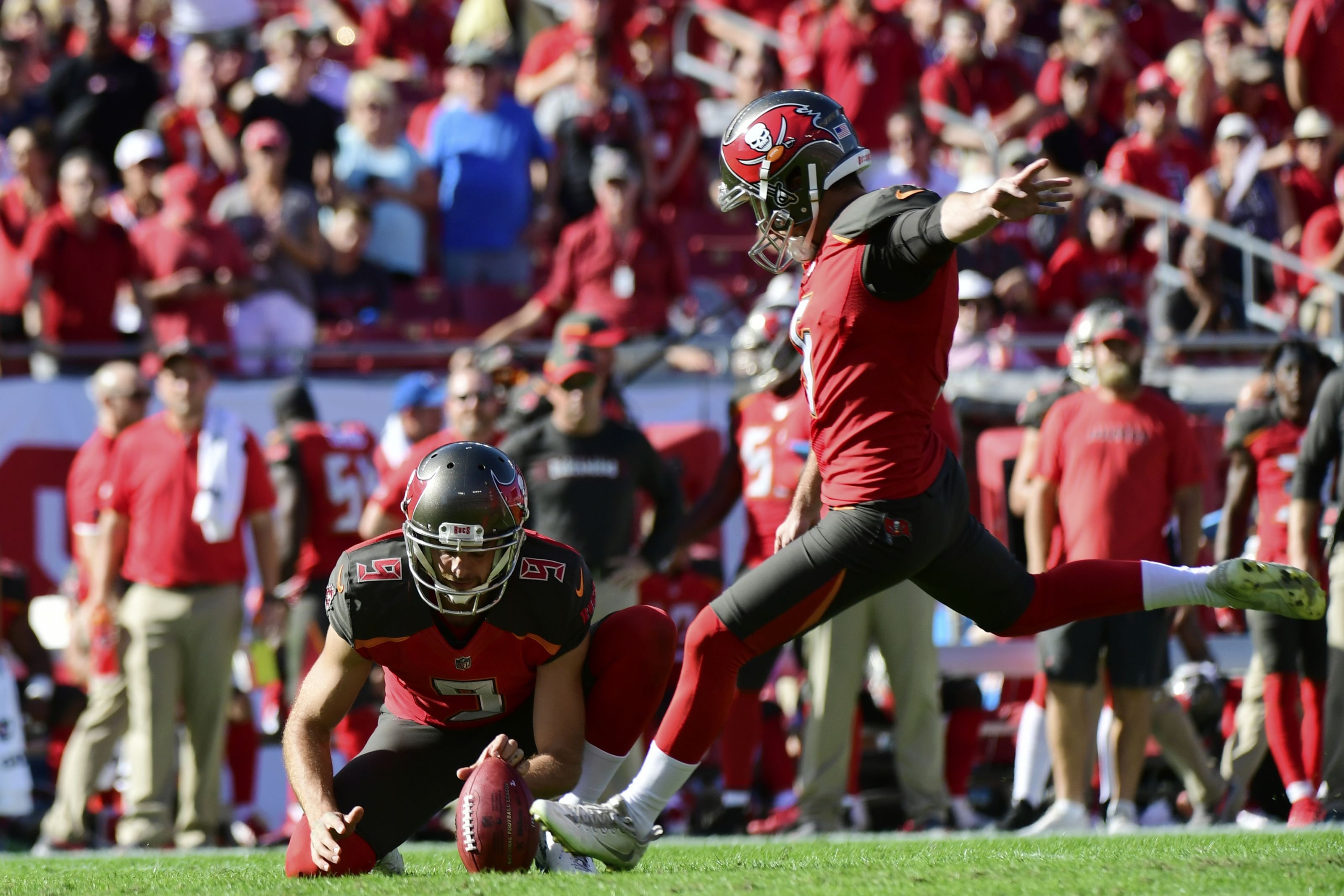 Tampa Bay Buccaneers re-sign Kevin Minter, Cairo Santos overnight
