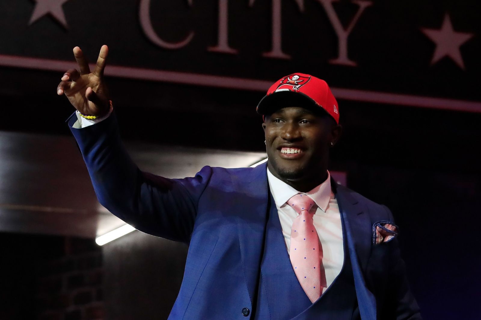 Tampa Bay Buccaneers sign Devin White… finally