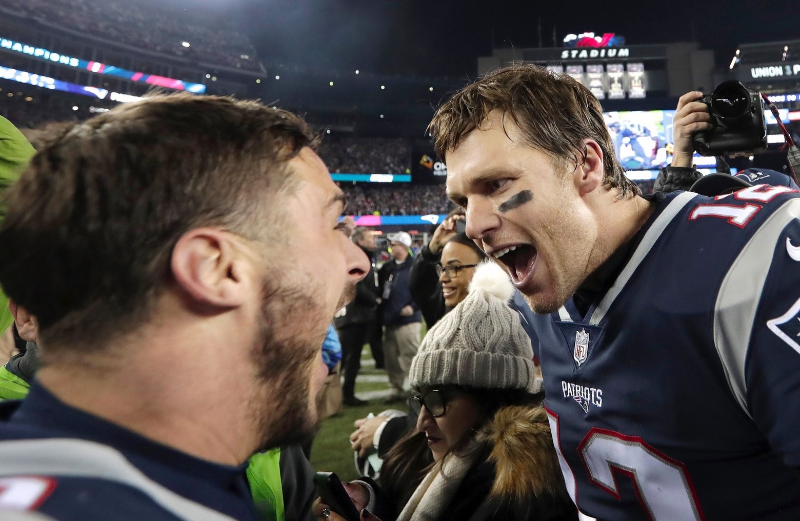 Tom Brady shakes off hand injury, leads another comeback to beat ...