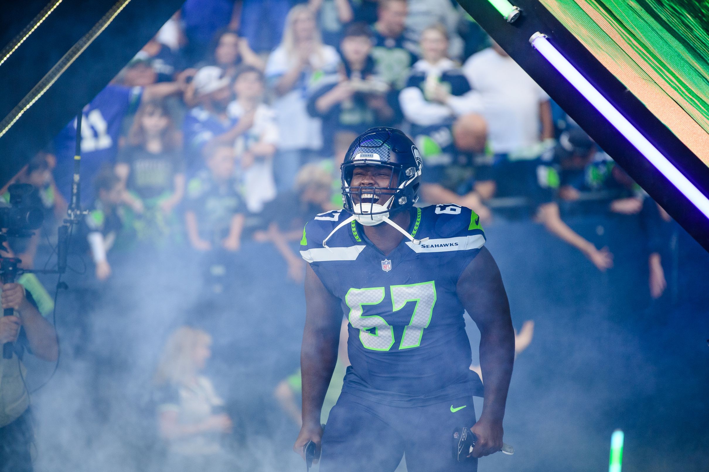 Report: Charles Cross and Phil Haynes practice Wednesday, Damien Lewis ...