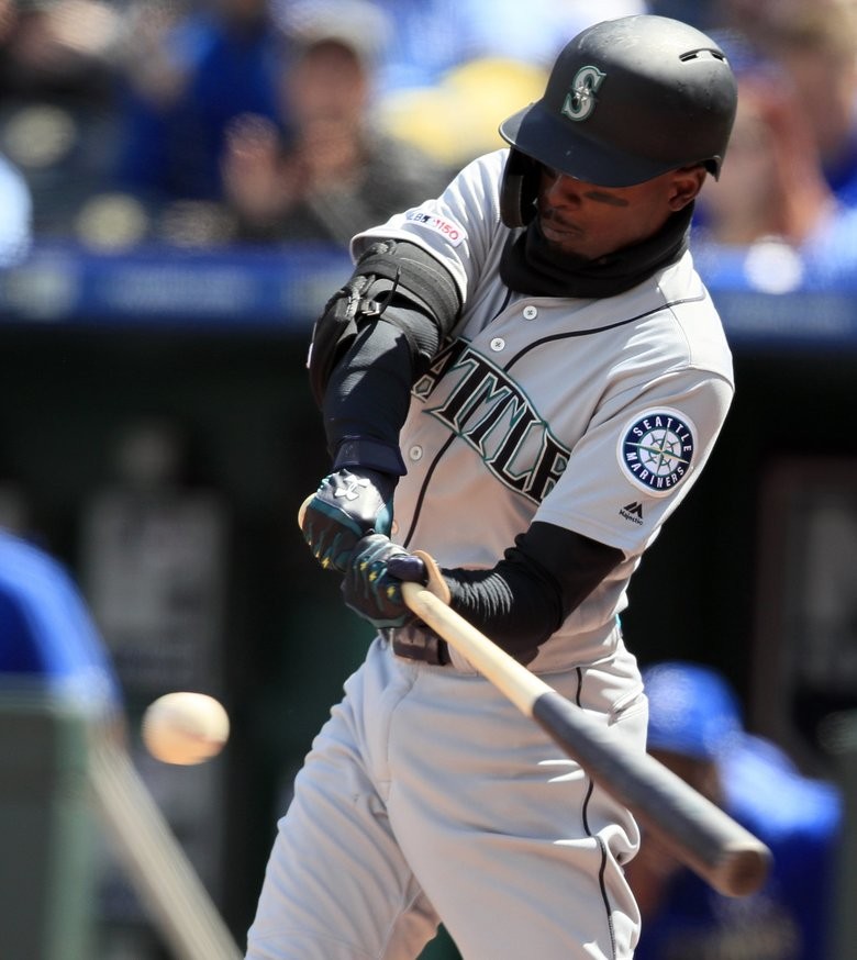 Daniel Vogelbach plays the hero in Mariners’ extra-innings win vs. Royals