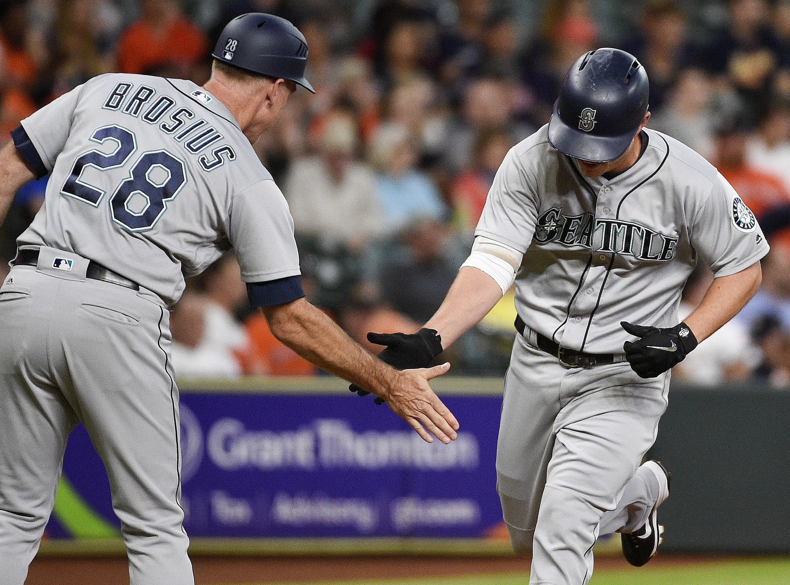 Nice road start: Mariners batter Houston 7-1, lead AL West by two games