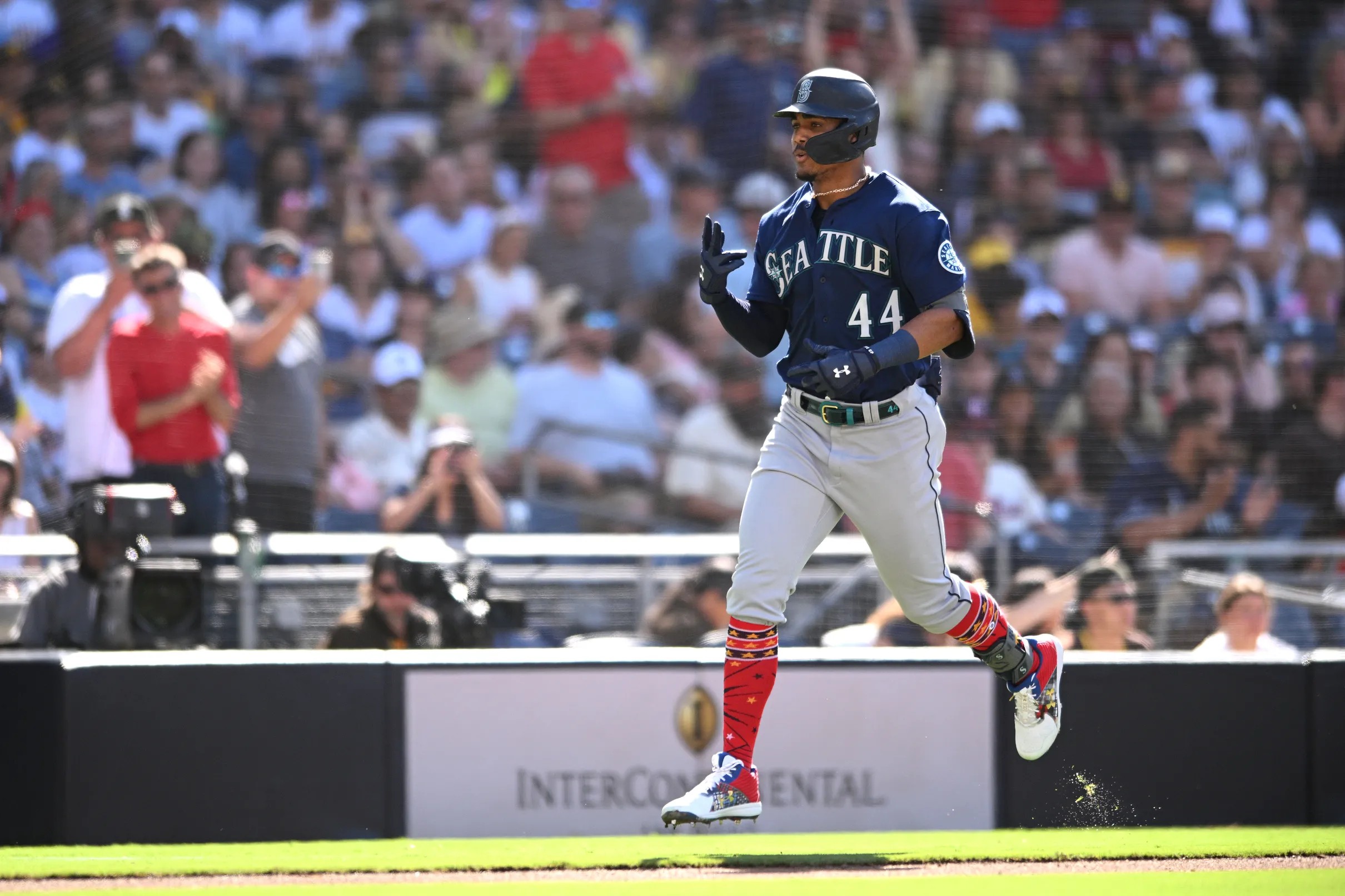 Julio Rodríguez follows AL Rookie of the Month Award with AL Player of ...