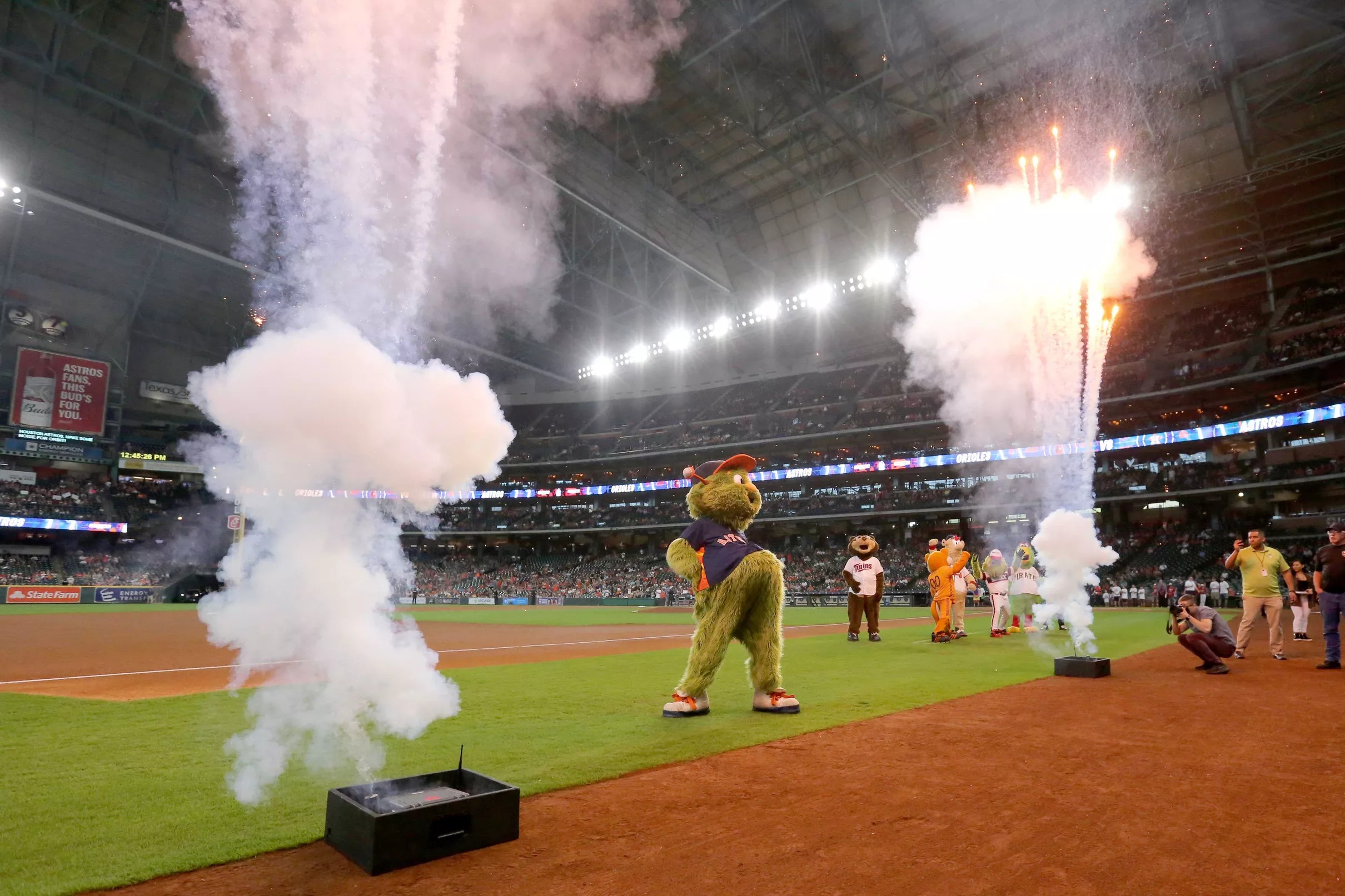 Mariners take trip to aquarium, see nice fish tanks, get inspired