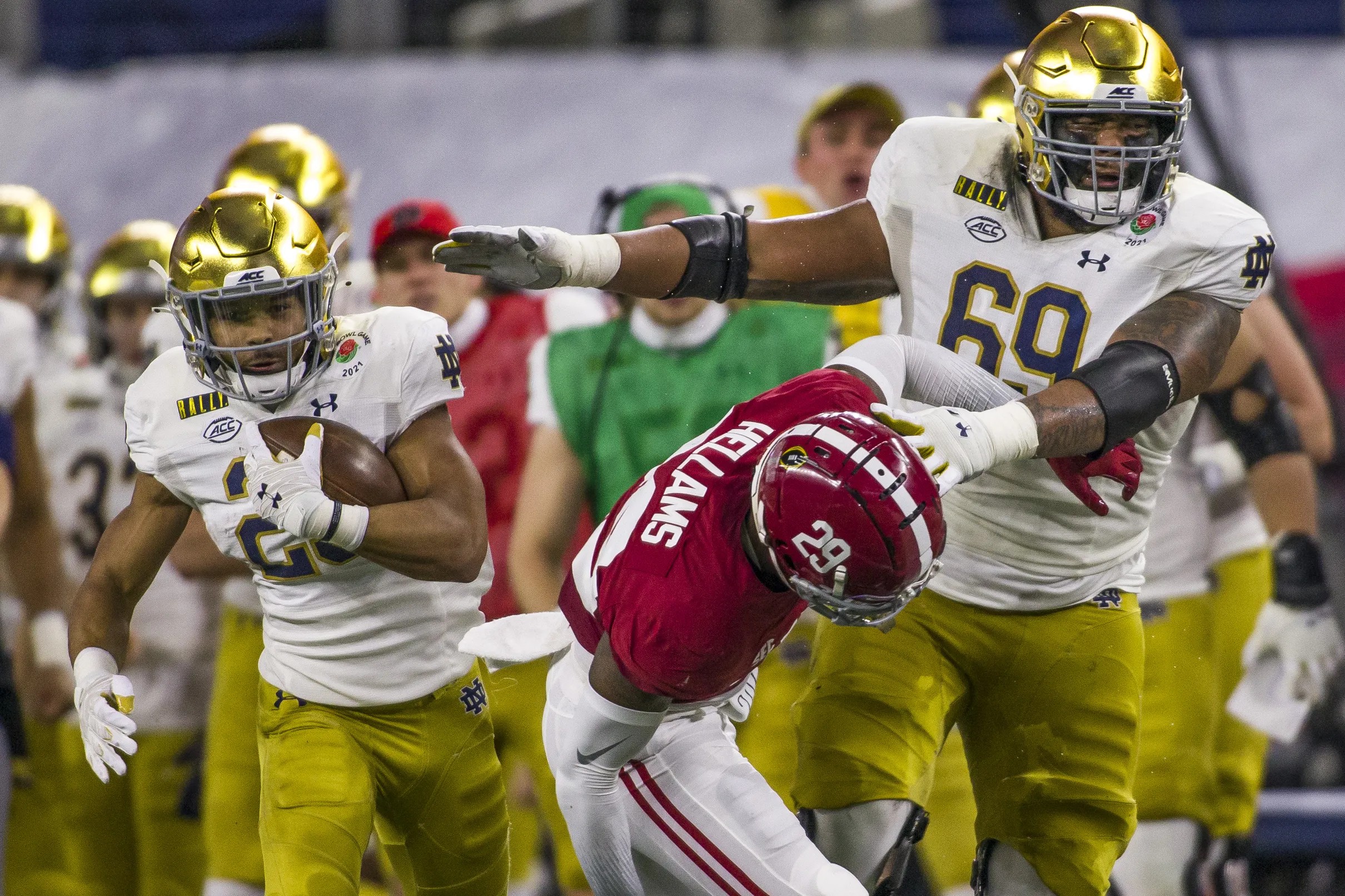 49ers second-round pick Aaron Banks signs his four-year rookie contract