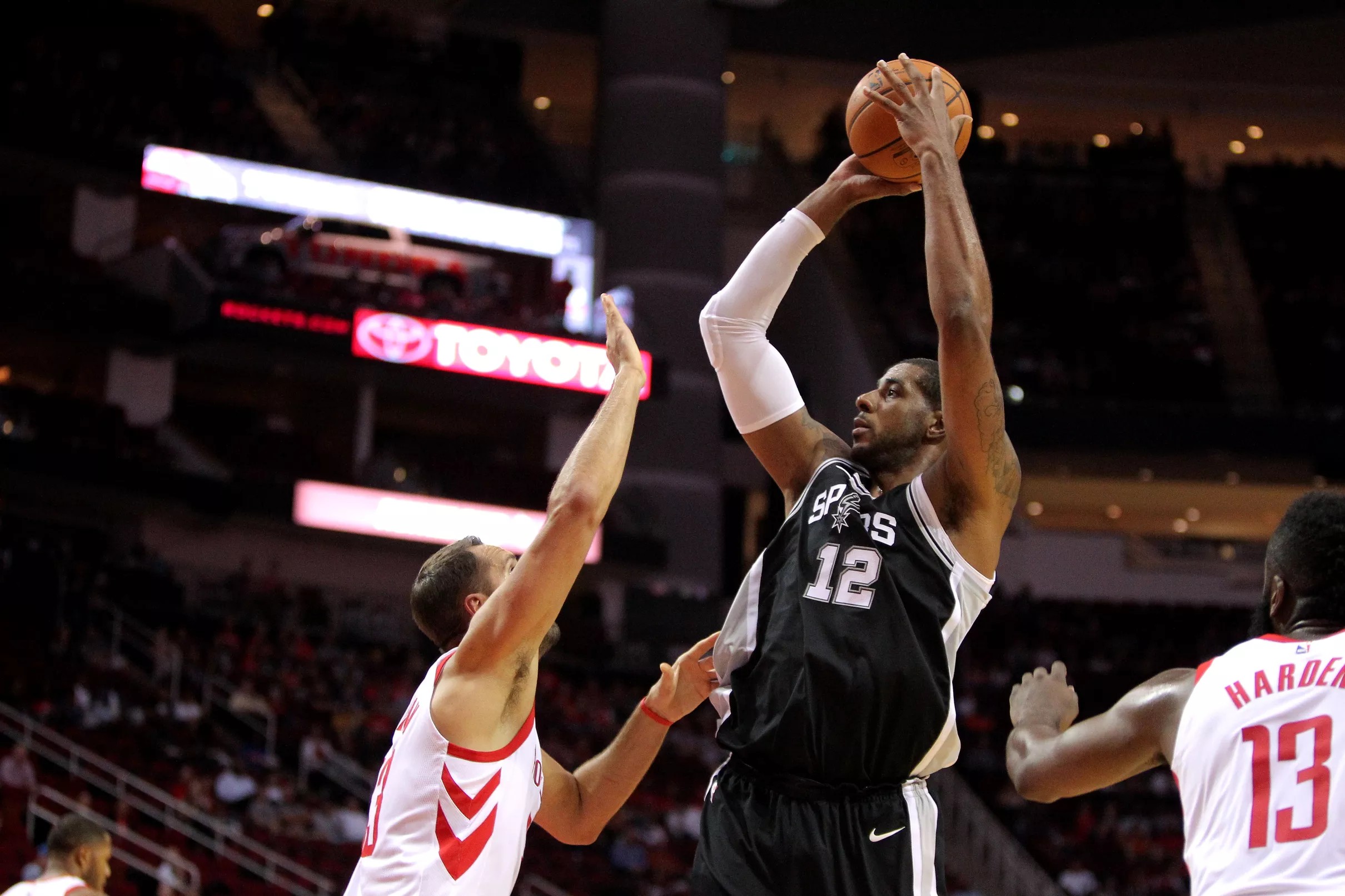 Spurs beat the Rockets to cap off the preseason