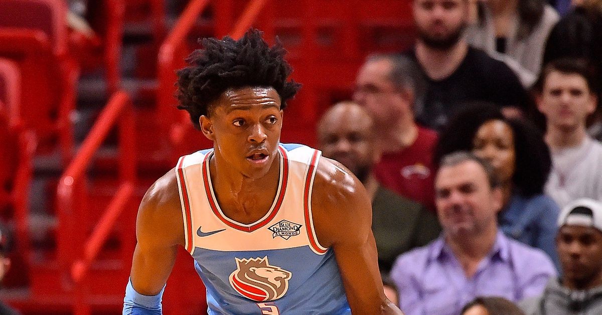 Royal Replay: De’Aaron Fox beats the Heat with a huge putback dunk!