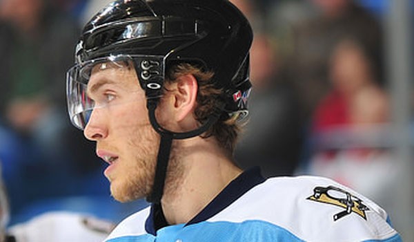 Penguins sign forward Carter Rowney