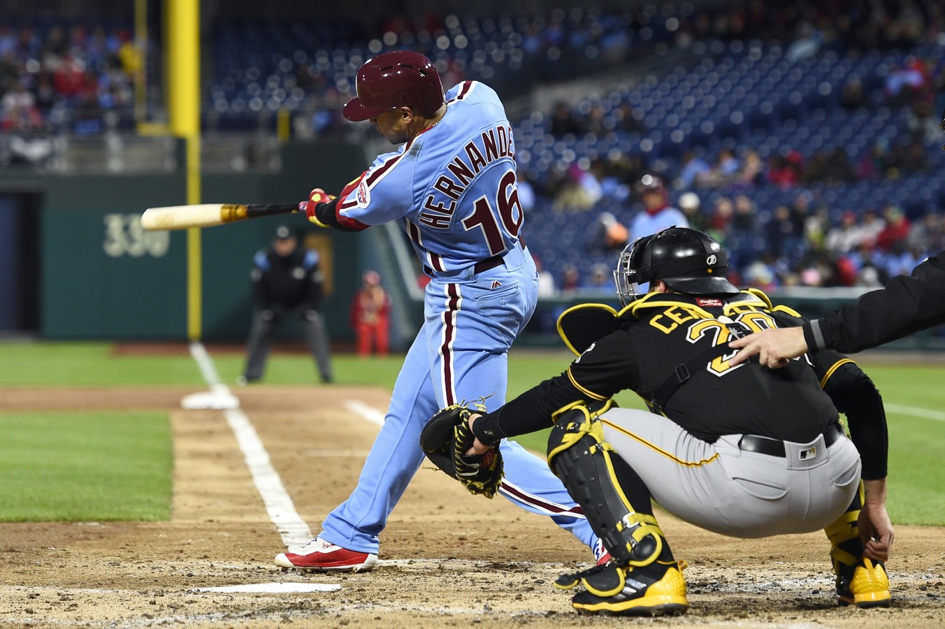 Cesar Hernandez clears bases with a single | Extra Innings