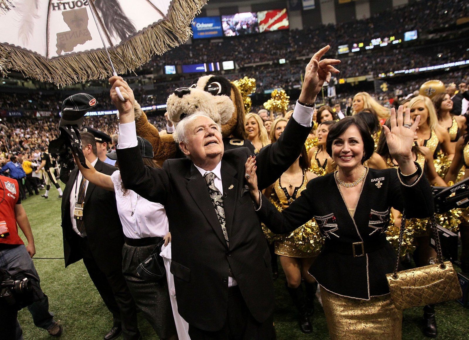 Saints honoring Tom Benson with helmet and jersey patches