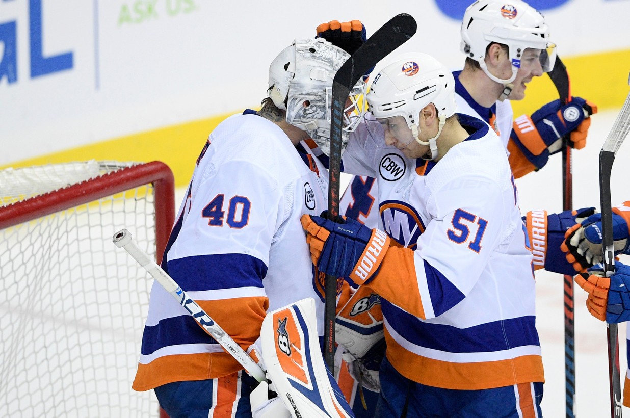 Islanders clinch home-ice advantage in opening round