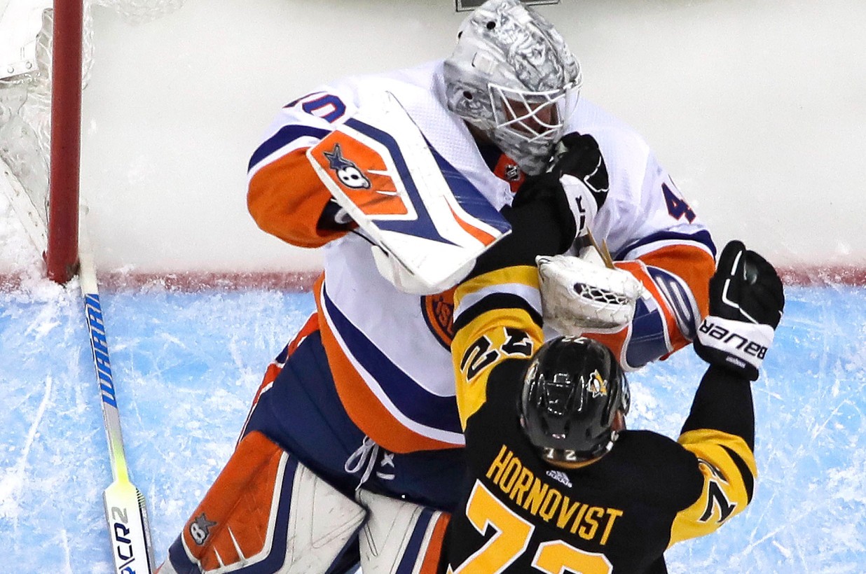Islanders goalie proves he’s not going to be pushed around
