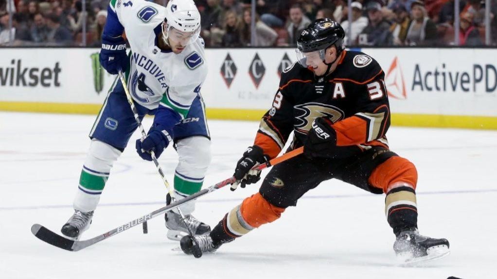 Ducks' power-play clicks in victory over Canucks 4-1