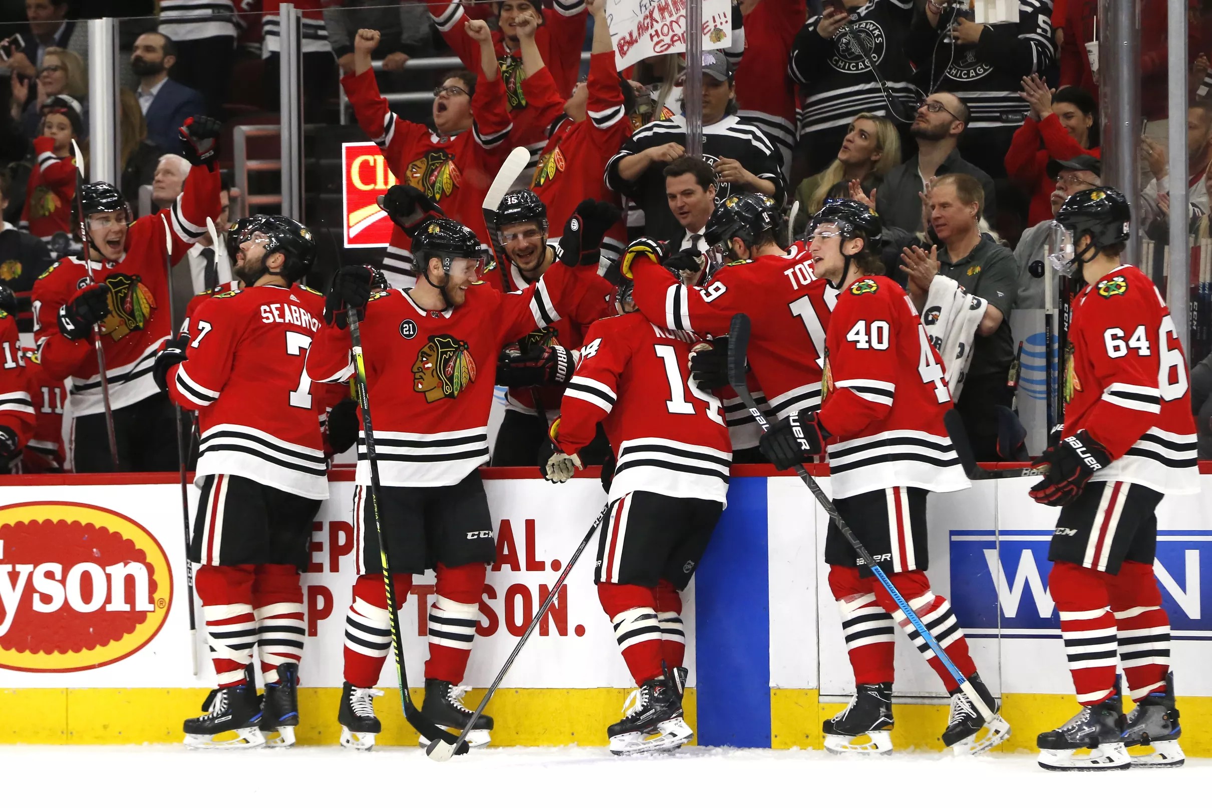 Blackhawks blast Stars 6-1 for first home finale win since 2014