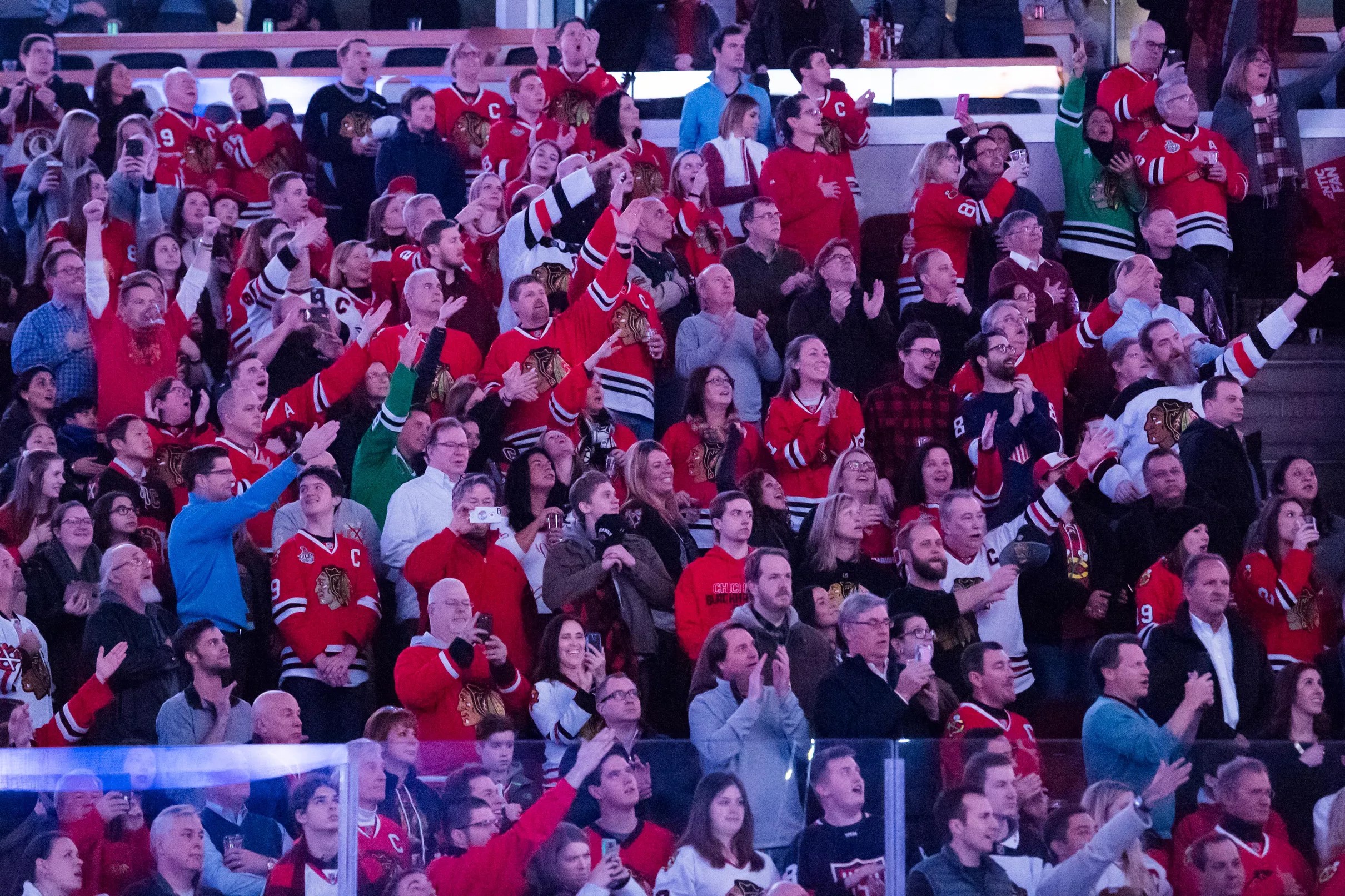 Blackhawks fans cheer for Joel Quenneville during Jeremy Colliton’s ...