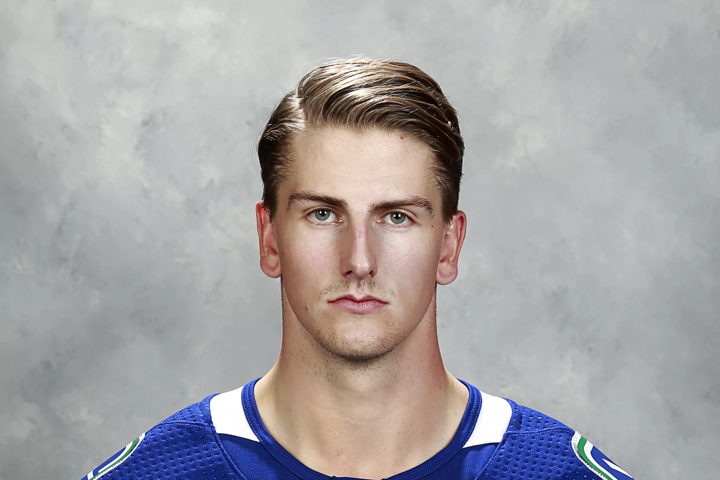 Highlight: Philip Holm ties it 1-1 for Blackhawks