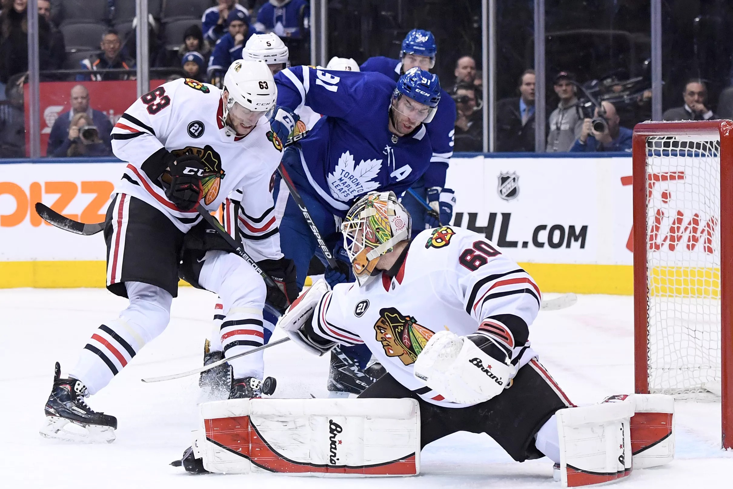 Blackhawks hold off Maple Leafs for 4th straight win