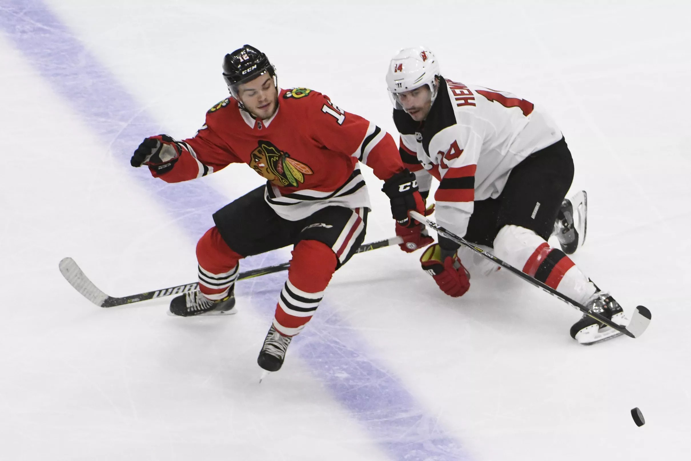 Patrick Sharp returns to the top line as Blackhawks face Devils