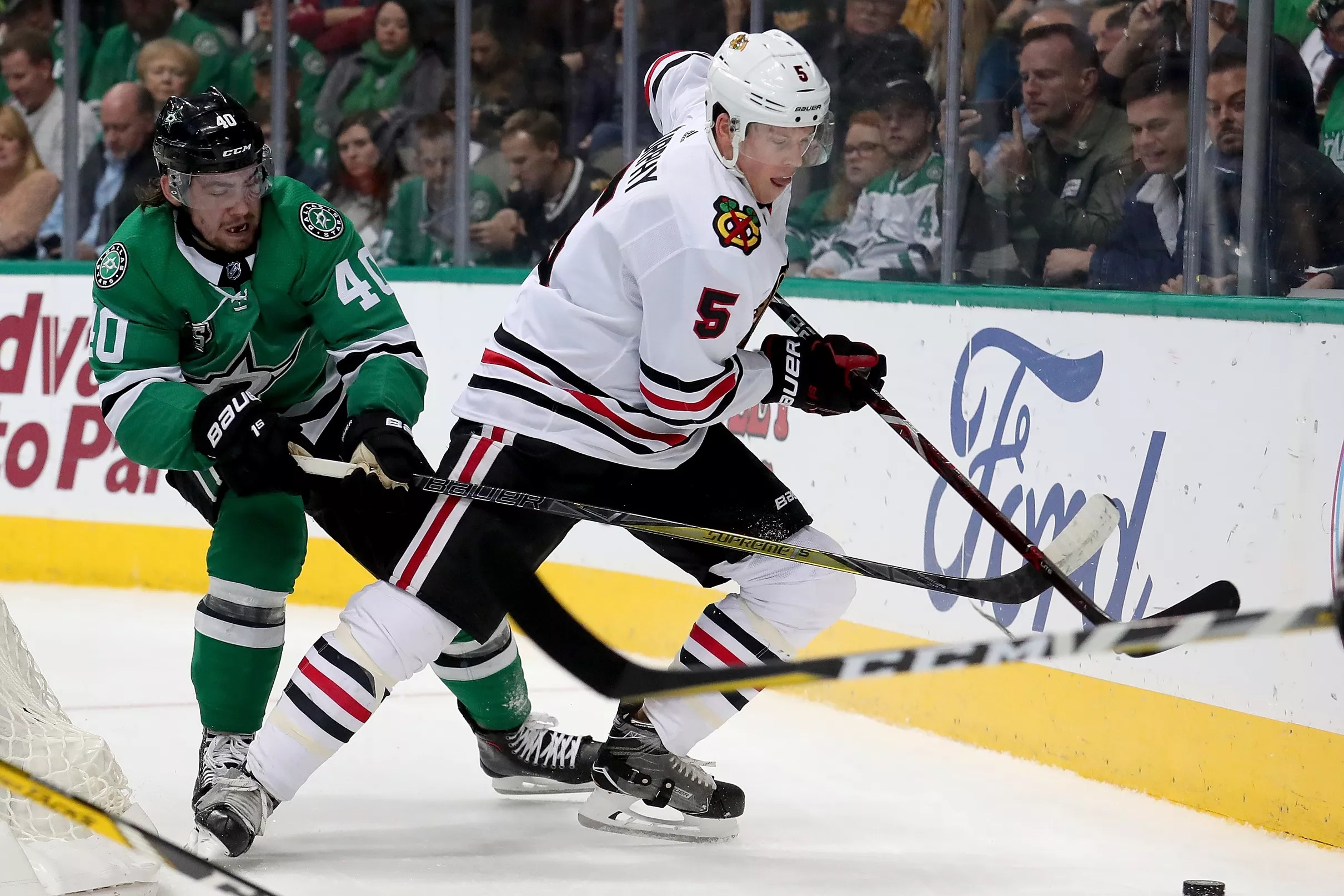 Blackhawks’ Connor Murphy exits game after taking elbow to the face
