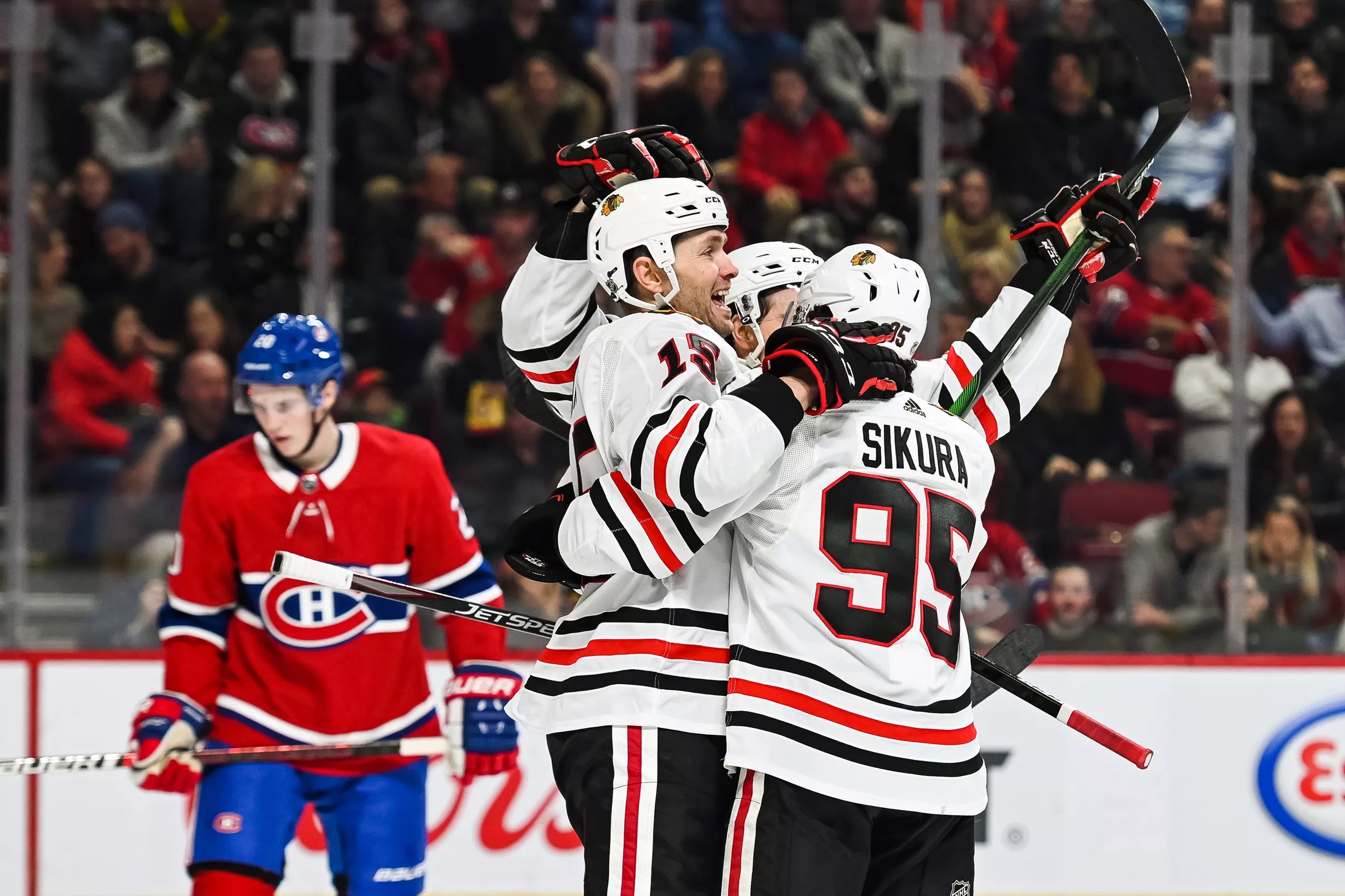 Zack Smith scores 2 goals to help Blackhawks win 4-1 vs. Canadiens