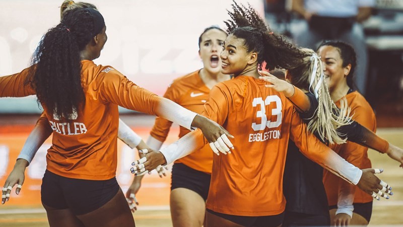 Volleyball moves to 4-0 with sweep of Kansas