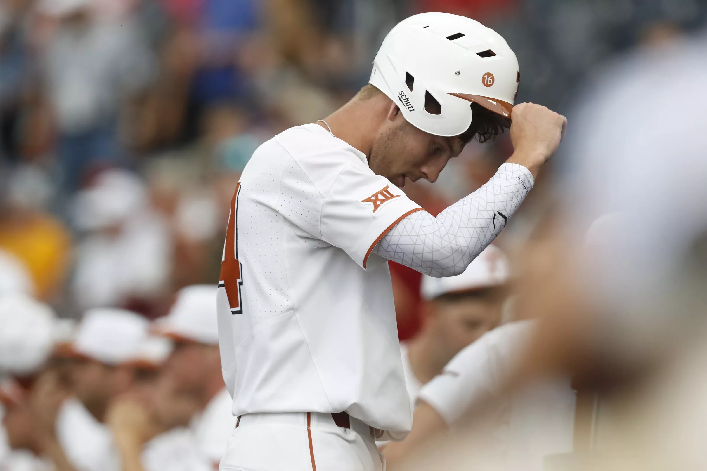 Texas baseball suffers devastating loss to No. 17 West Virginia, 9-8