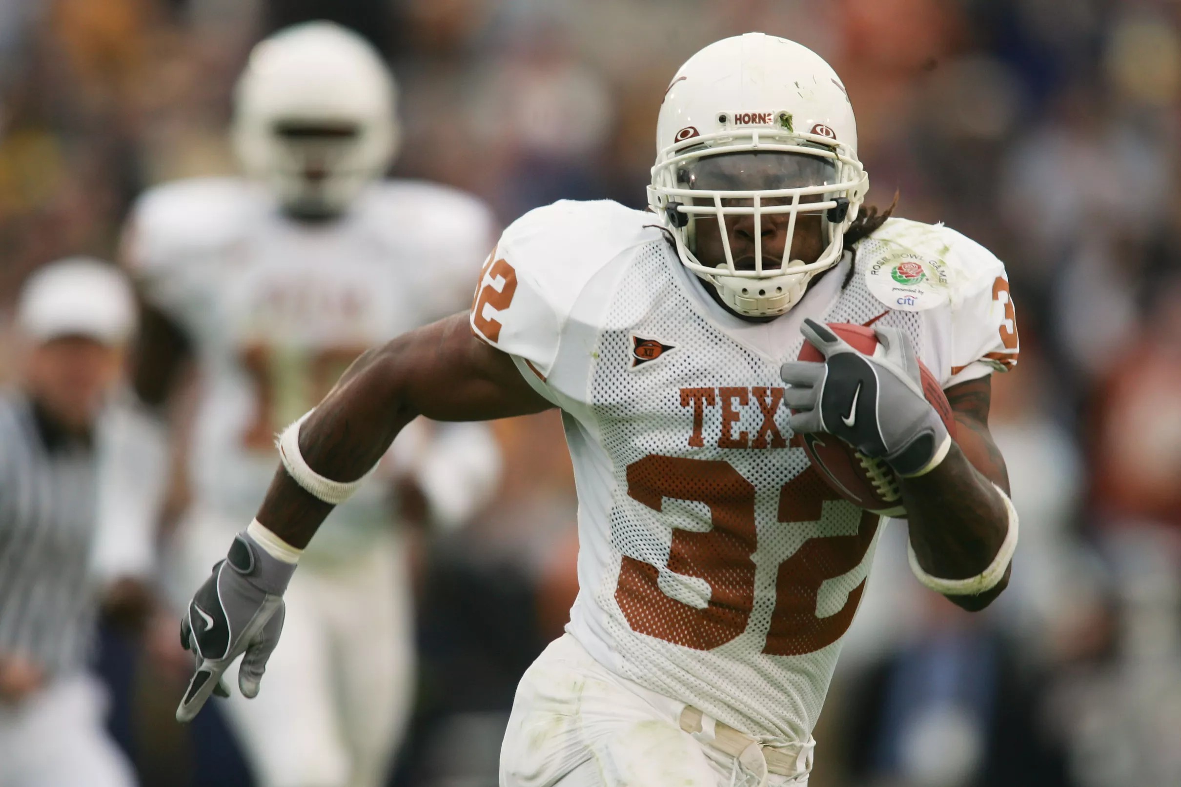Former players, media mourn the death of Longhorn legend Cedric Benson