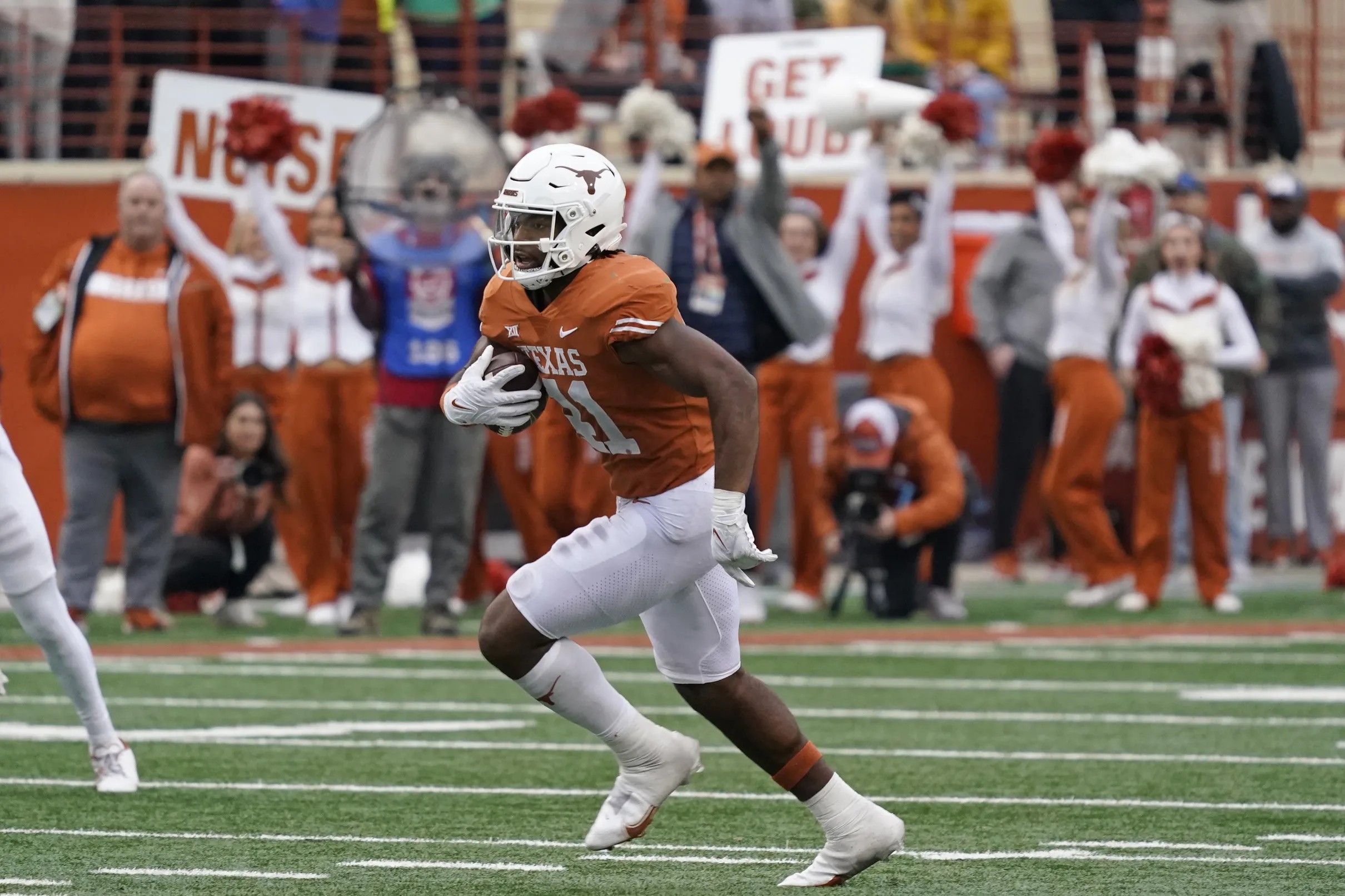 Texas LB Jaylan Ford announces return for the 2023 season