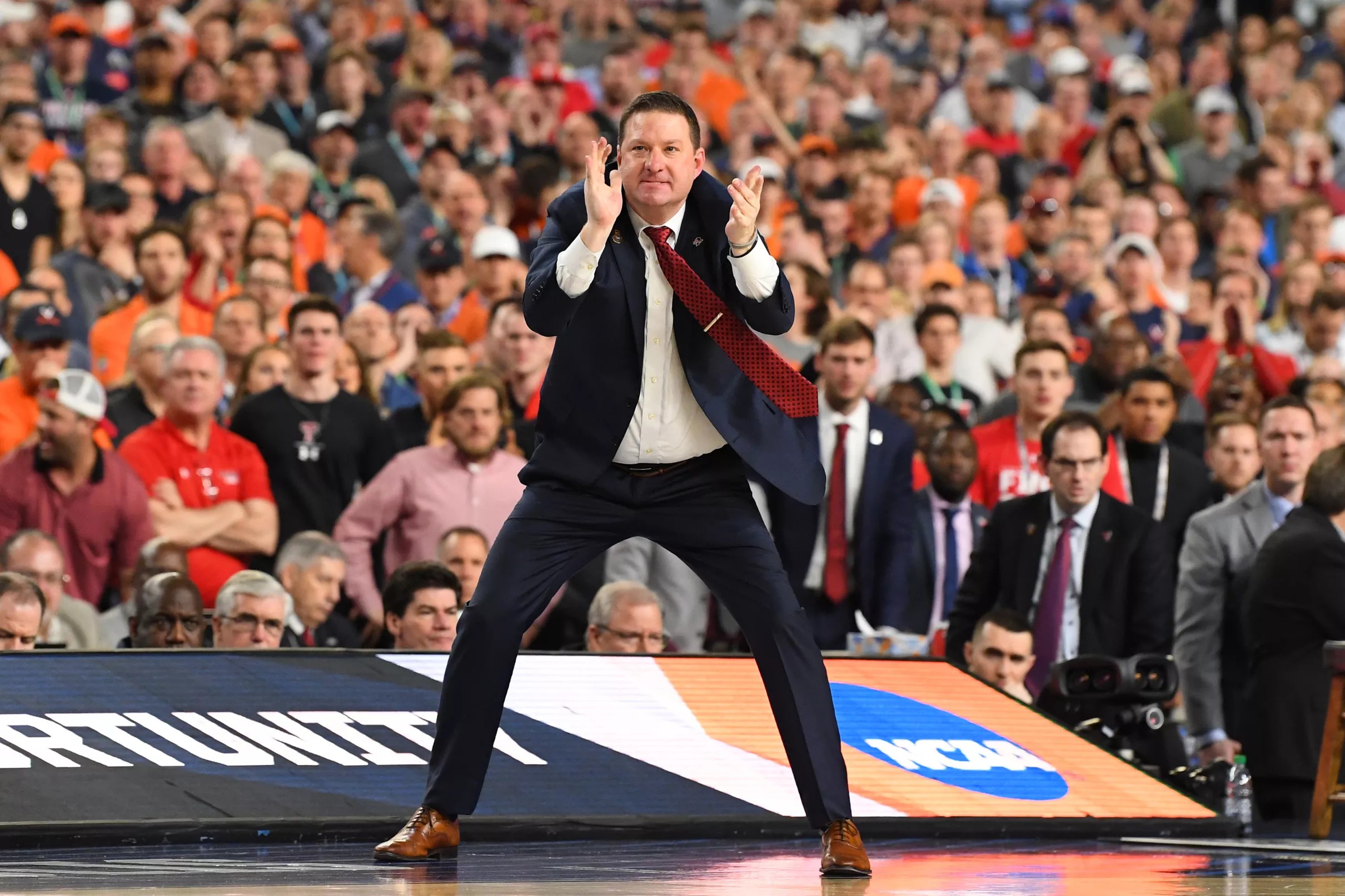 Chris Beard’s new contract includes a poison pill buyout targeting Texas
