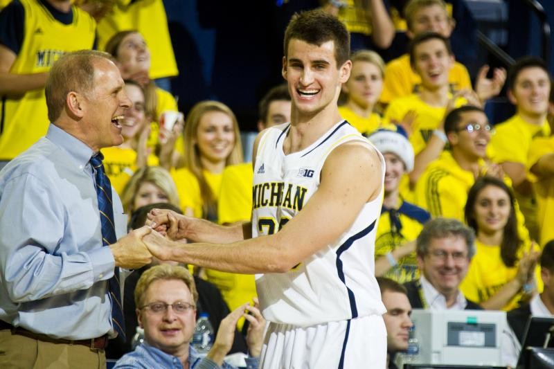Michigan Basketball Honors Plane Crash Survivor Austin Hatch on Senior Day