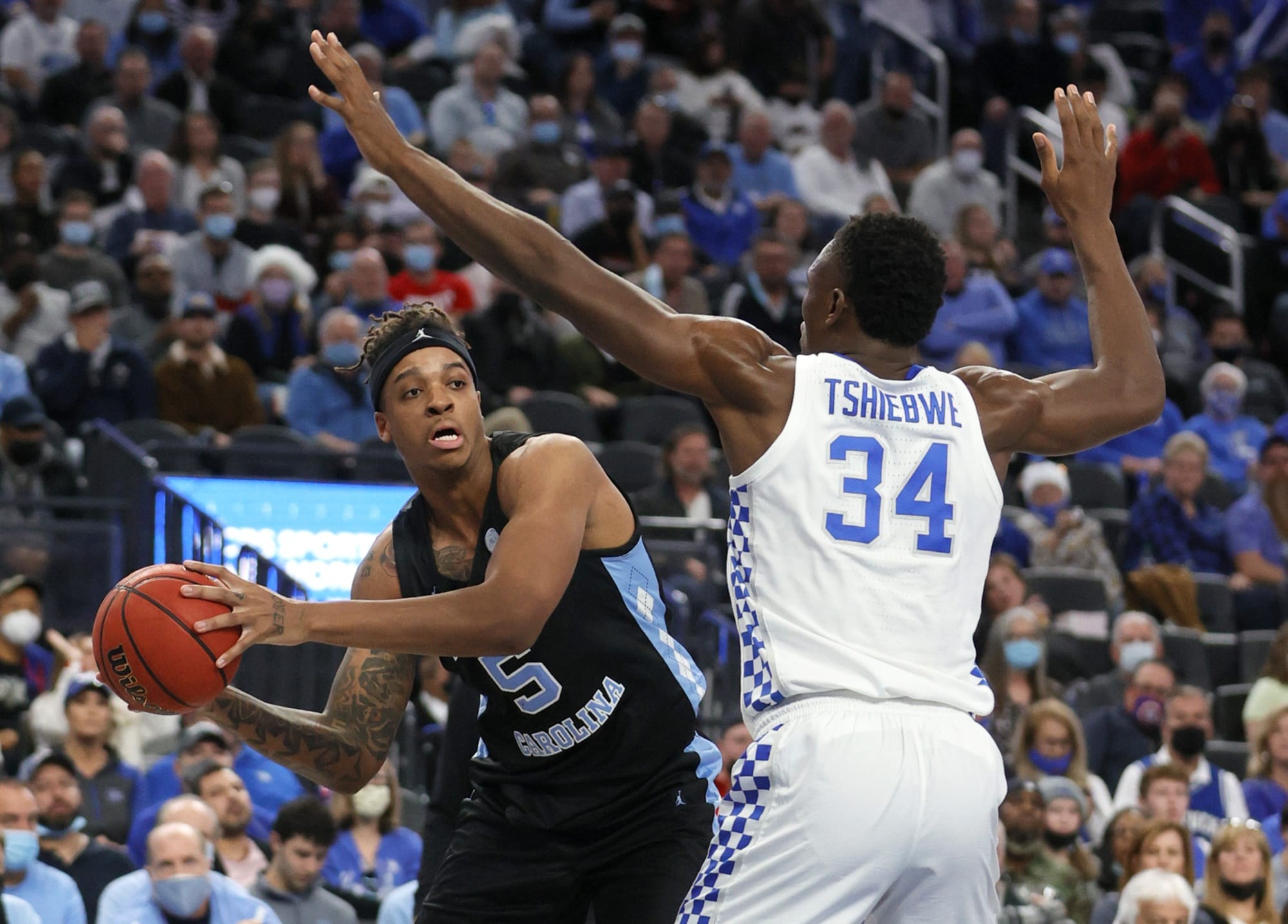 Armando Bacot works out with Kentucky's Oscar Tshiebwe
