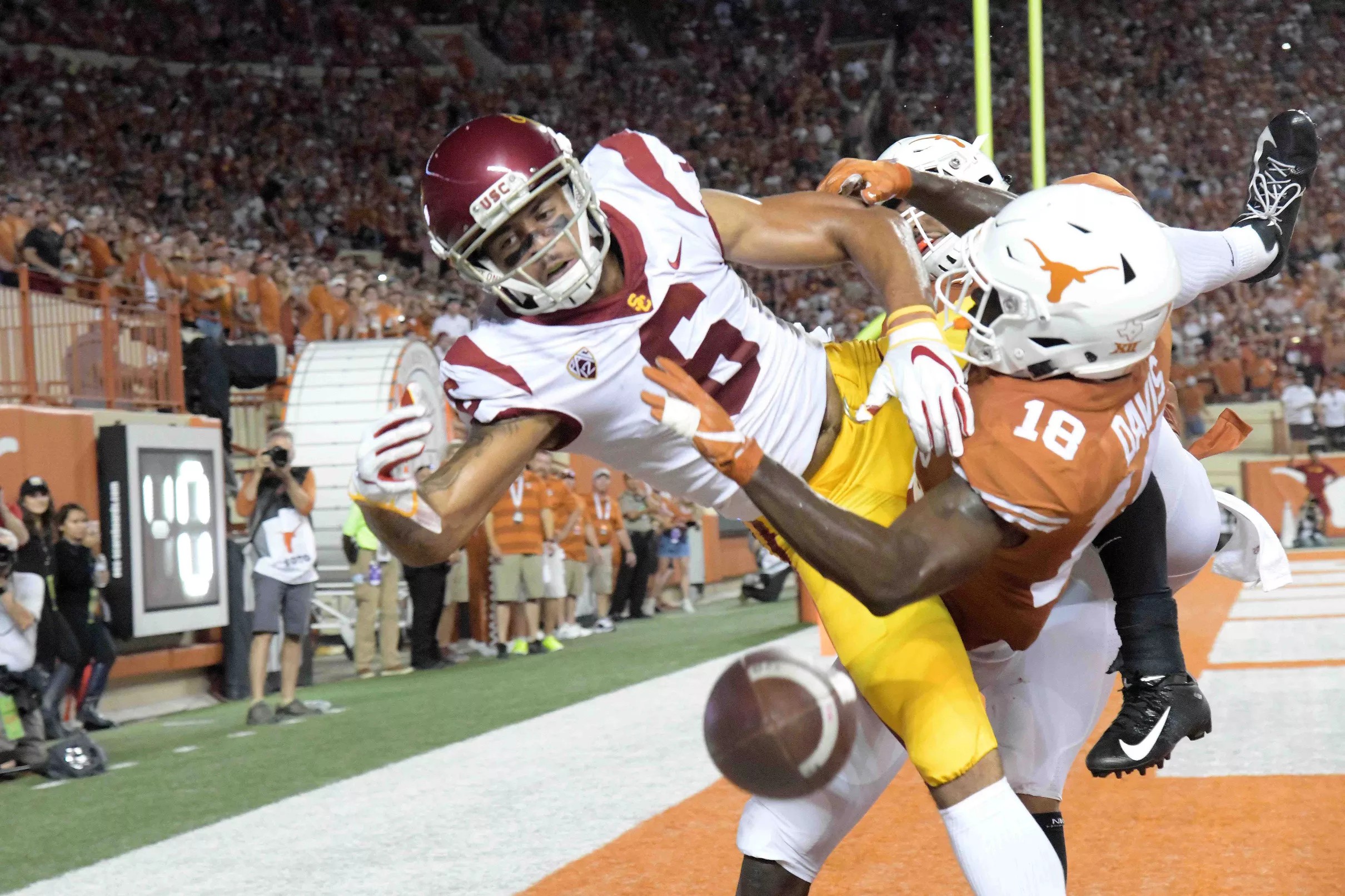 In a rematch of last season’s thriller, Texas blows out USC 37-14