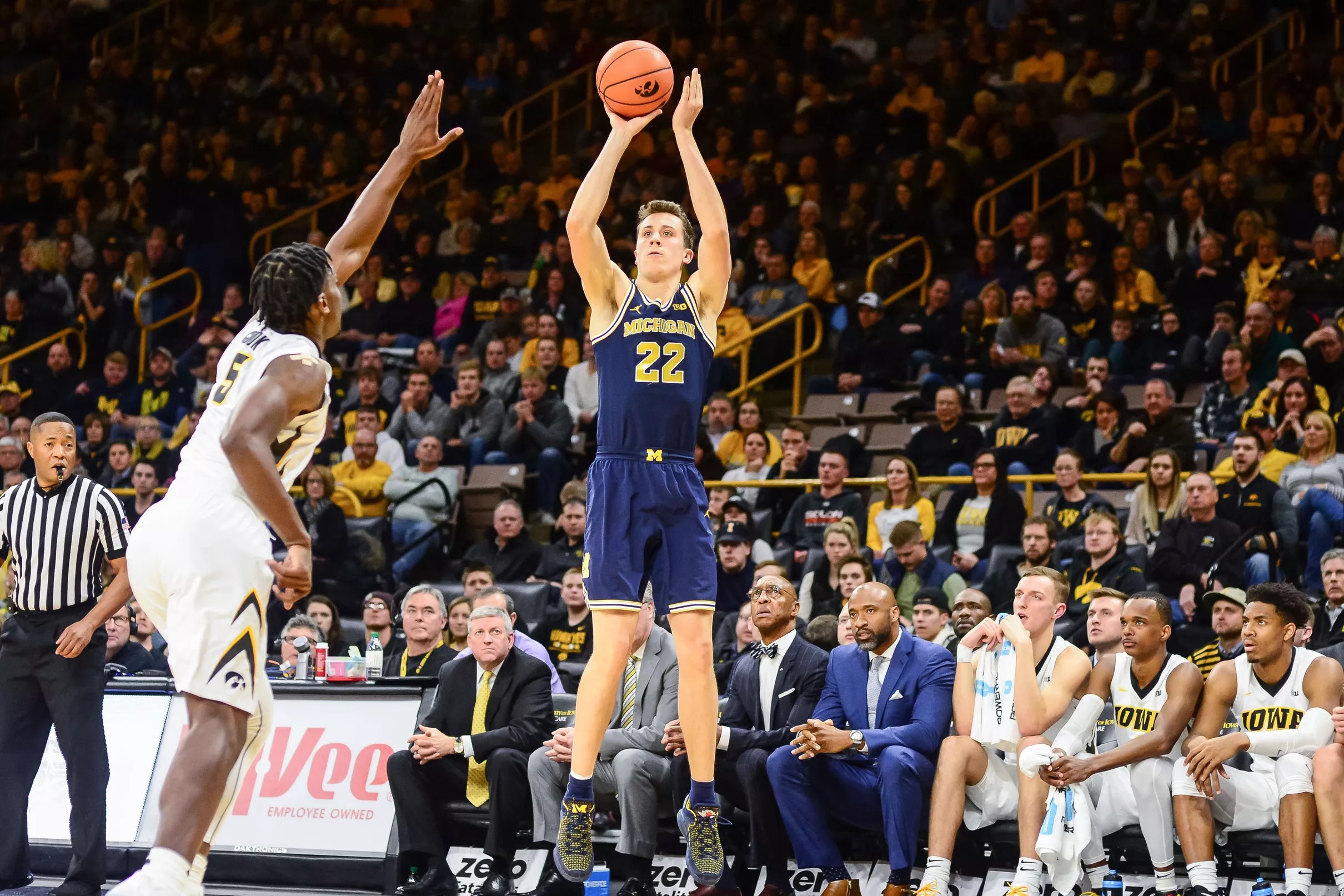 MICHIGAN BEATS IOWA 75-68