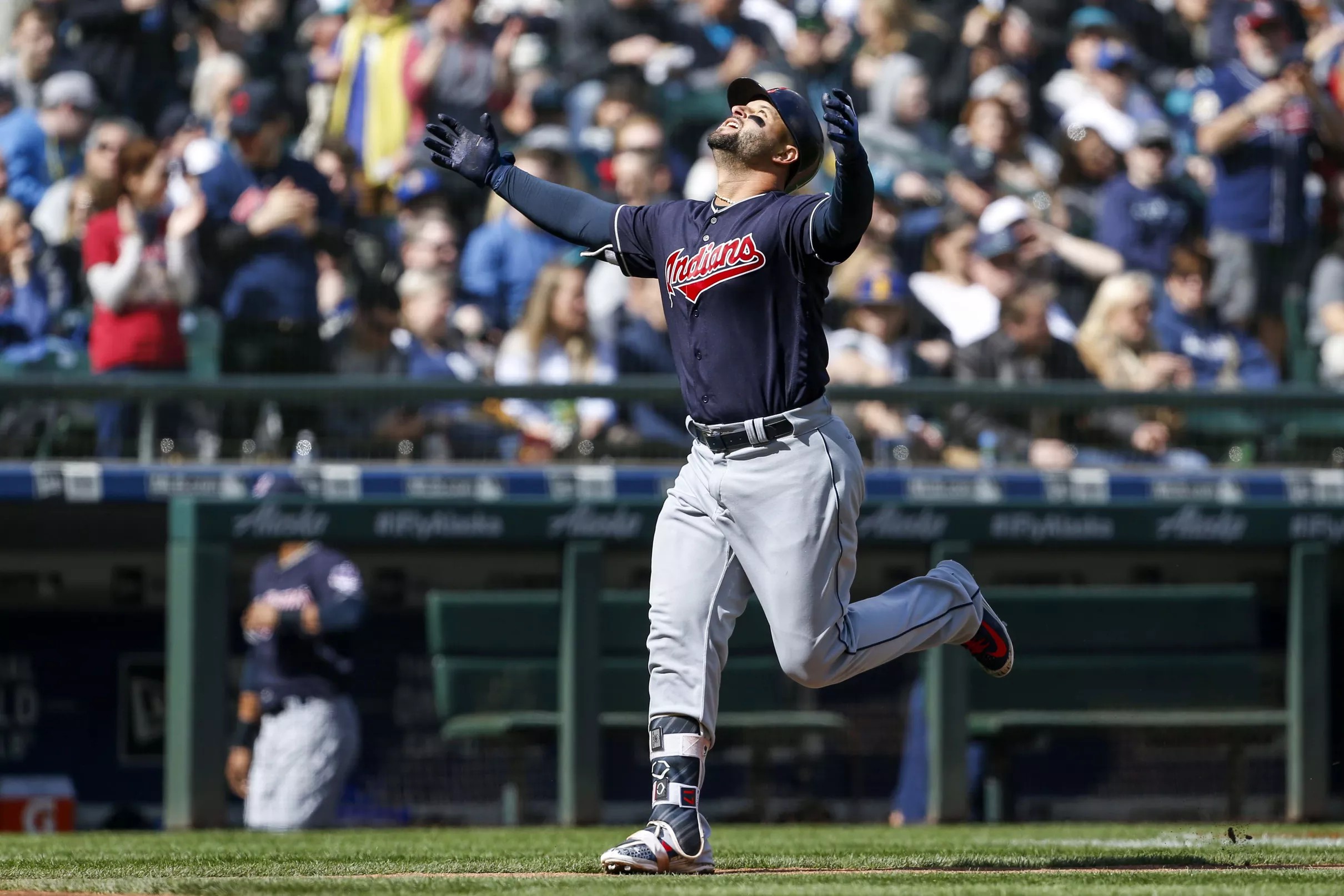 Yonder Alonso, Yan Gomes homer in Indians win over Mariners