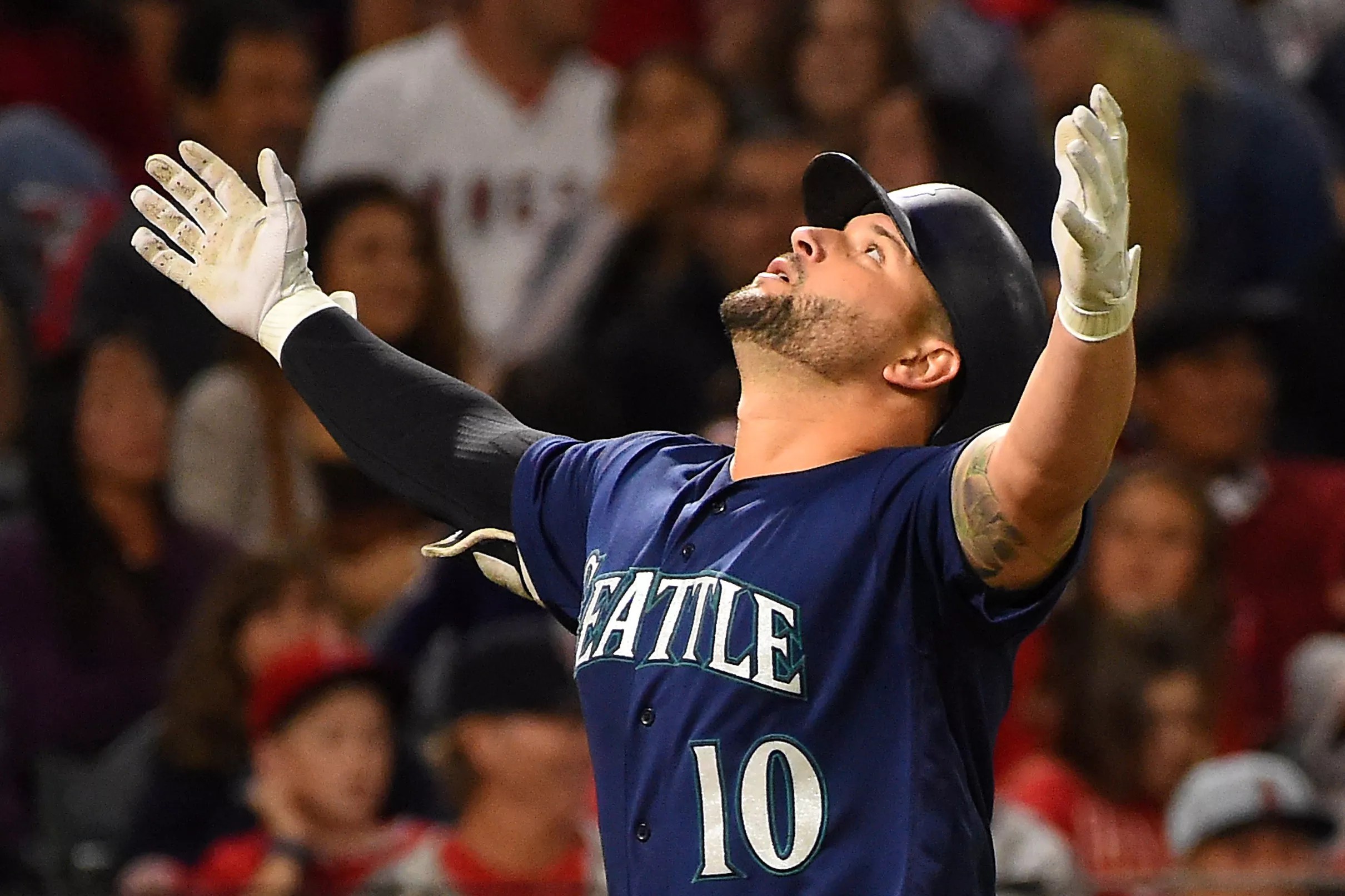 Yonder Alonso officially signs 2-year deal with Cleveland Indians