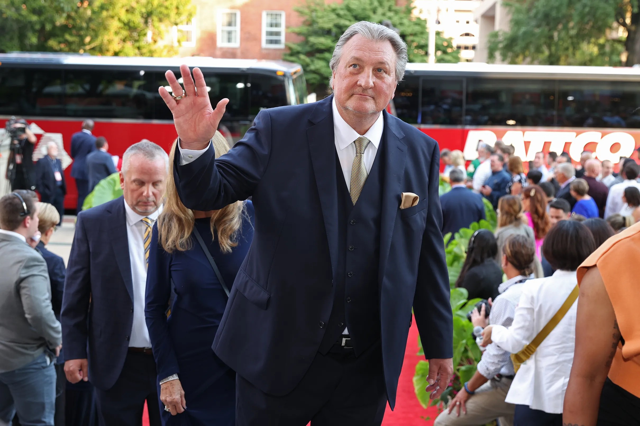 The Shotgun/Throwdown: Bob Huggins shows support for West Virginia’s ...