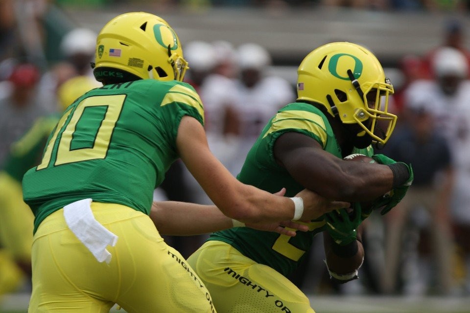 Watch: Oregon football players present Willie Taggart with game ball