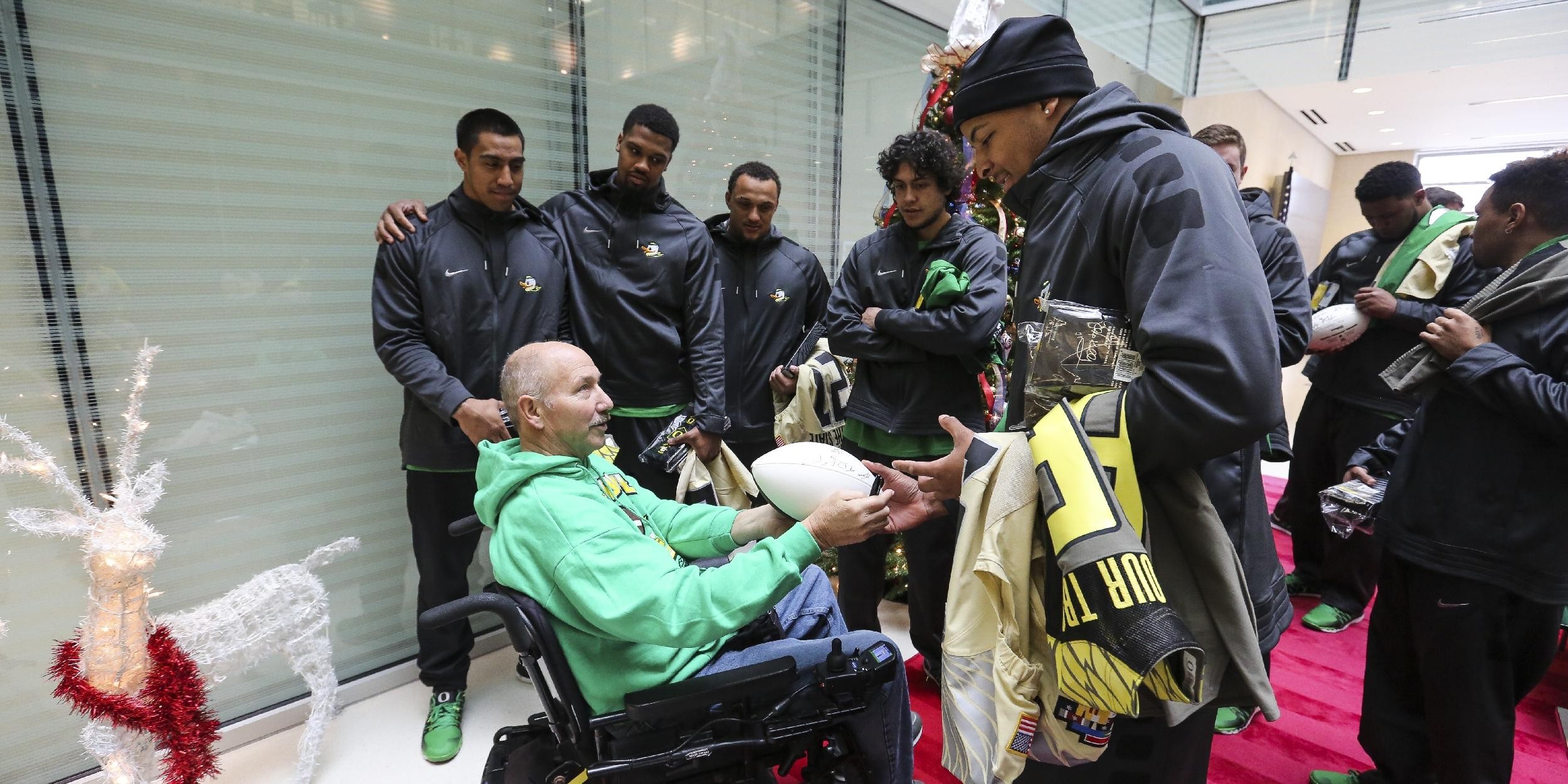 Photos: Ducks Visit Wounded Vets