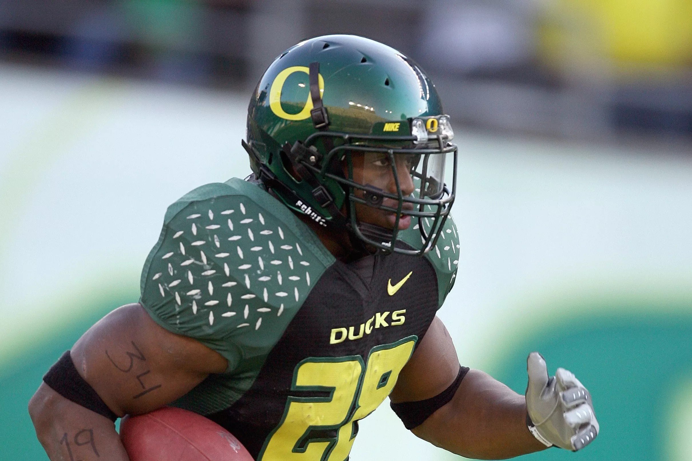 NFL Ducks: Panthers RB Jonathan Stewart Retires