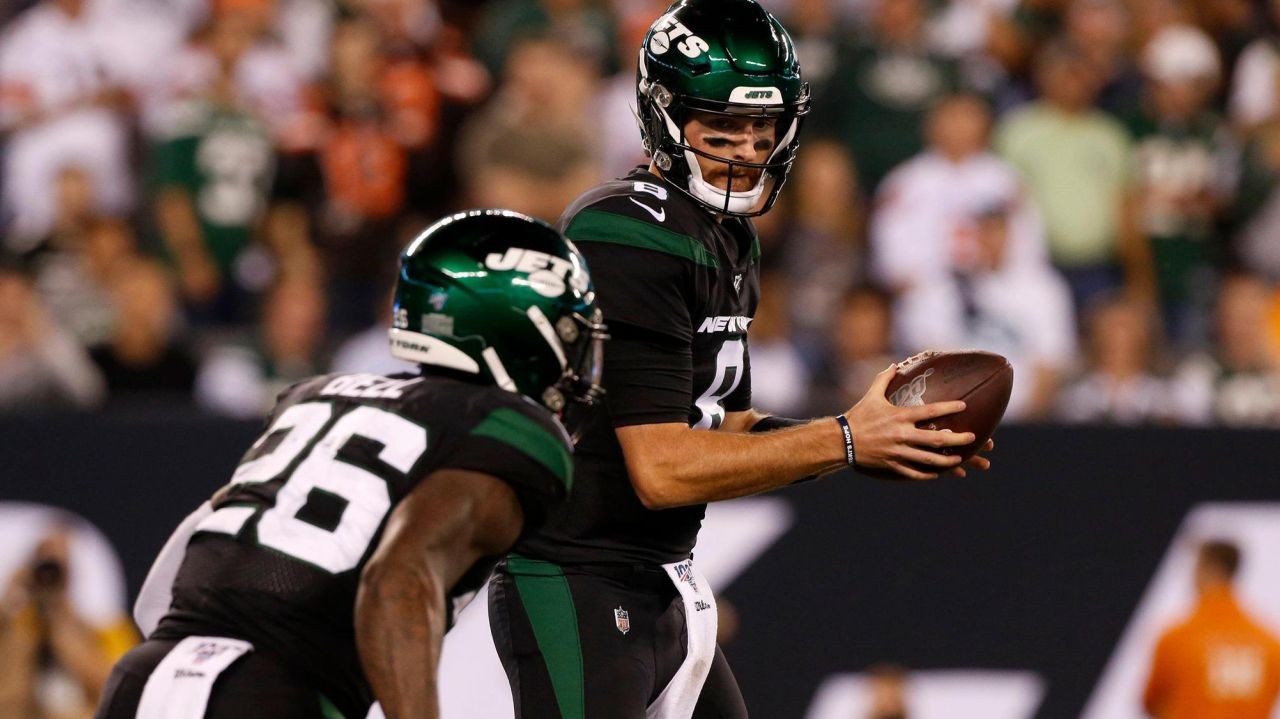 Jets offense earns an F despite a productive night from Le'Veon Bell